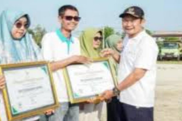 Pak Yes Serahkan Penghargaan Adiwiyata Ke Sekolah Sebagai Bentuk Peduli ...